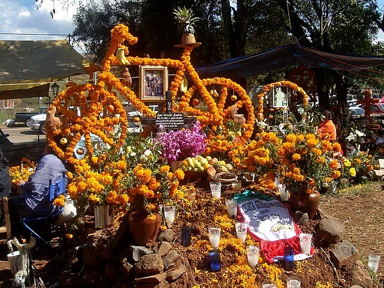 Yacata pyramids, Colorful Graves & Stone Carvings